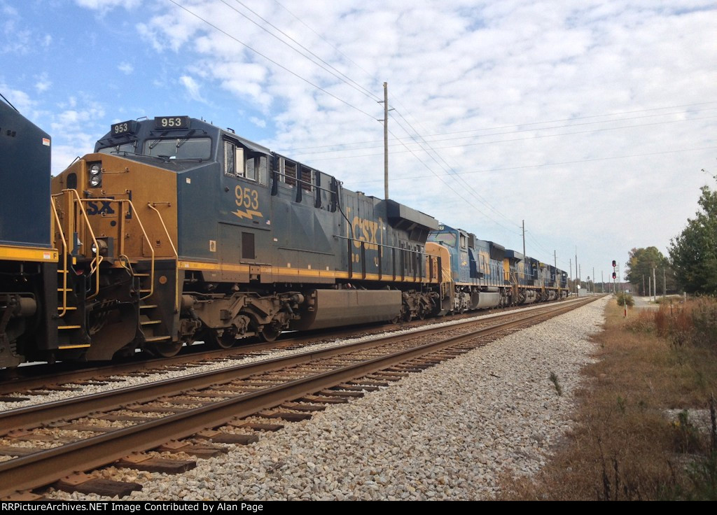 CSX 5415, 360, 774, 4727, and 953 wait for NB green